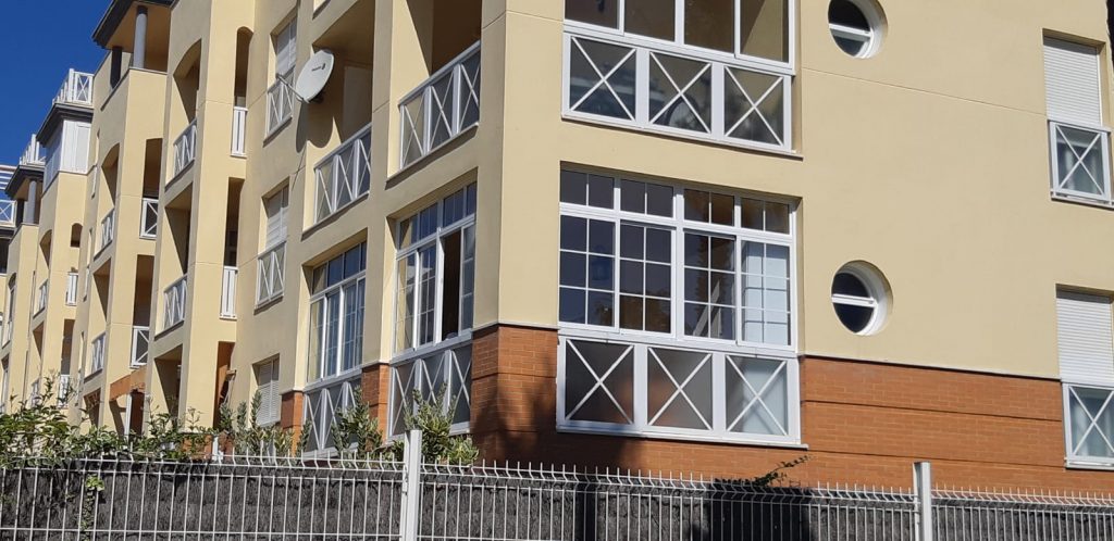 cierro valdelagrana exterior - Carpintería de Aluminio y PVC